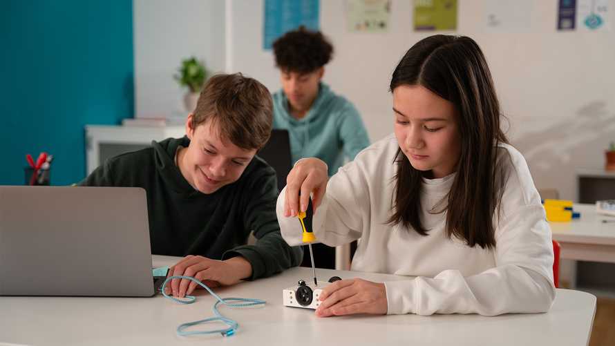 Accessing battery compartment